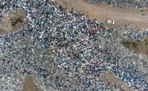 Desierto de Atacama, el basurero de la «moda rápida» en Chile - Es Hoy